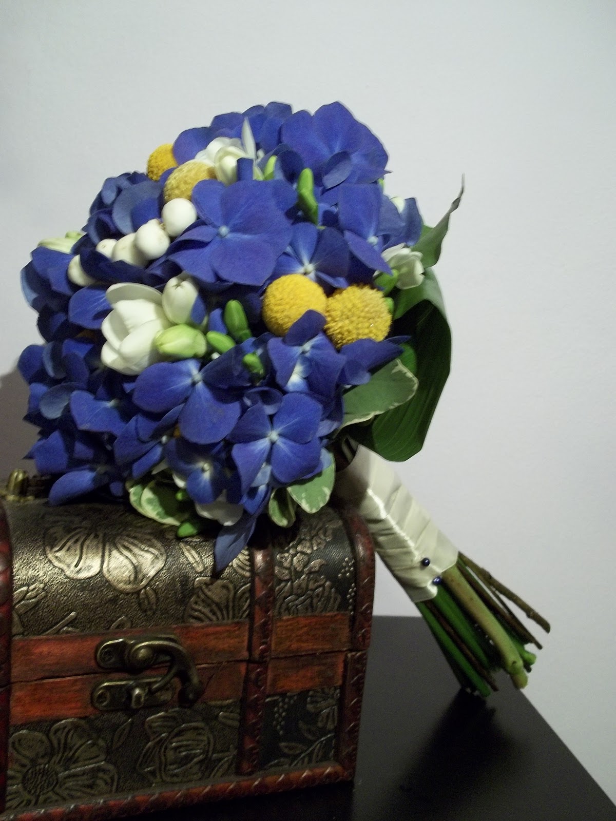 Buchete cu Flori: Buchet nunta hortensie albastra frezii albe si craspedia