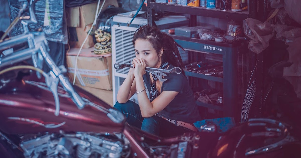 "Look under the hood" nghĩa là gì?