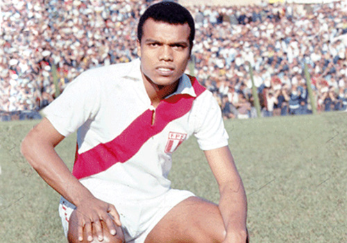 08 de Marzo - Nacimiento del futbolista peruano Teófilo Cubillas
