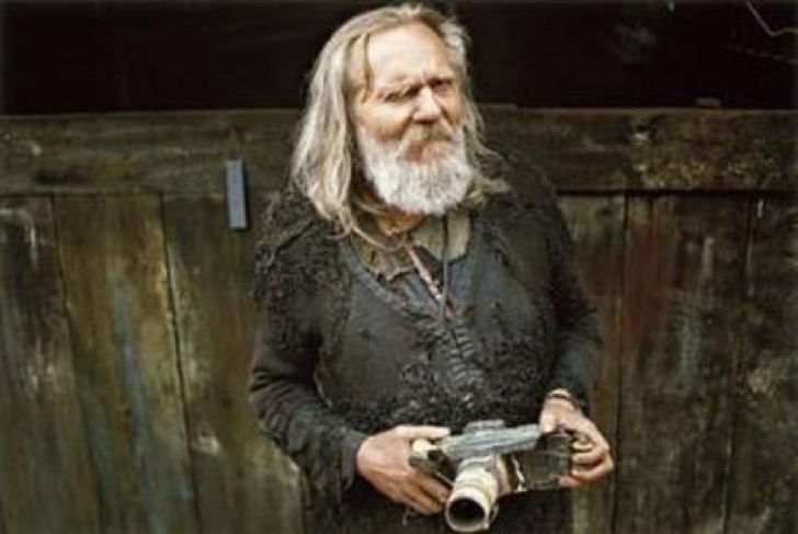 El vagabundo que construyó su cámara con basura y luego presentó su ...