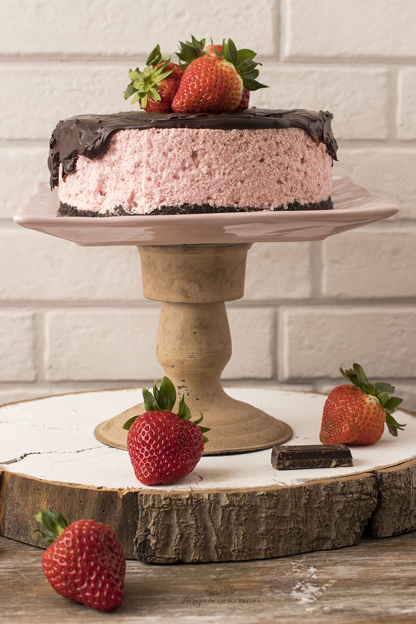 TARTA MOUSSE DE FRESAS CON COBERTURA DE CHOCOLATE - Atrapada en mi cocina