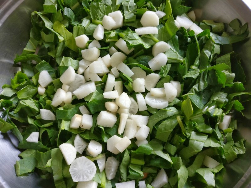 Veg Indian Cooking: Mooli Ki Sabzi Patton Ke Saath