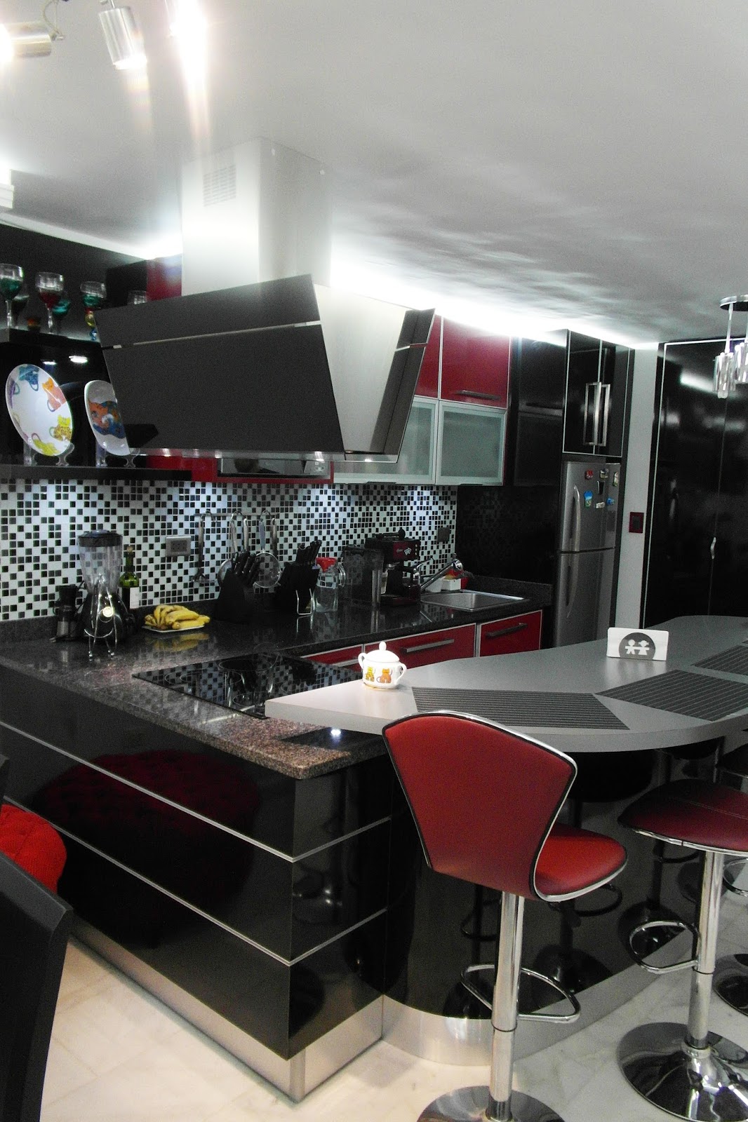 Urb. La Sabana - Guatire cocina en Formica Alto Brillo Negra - Roja ...