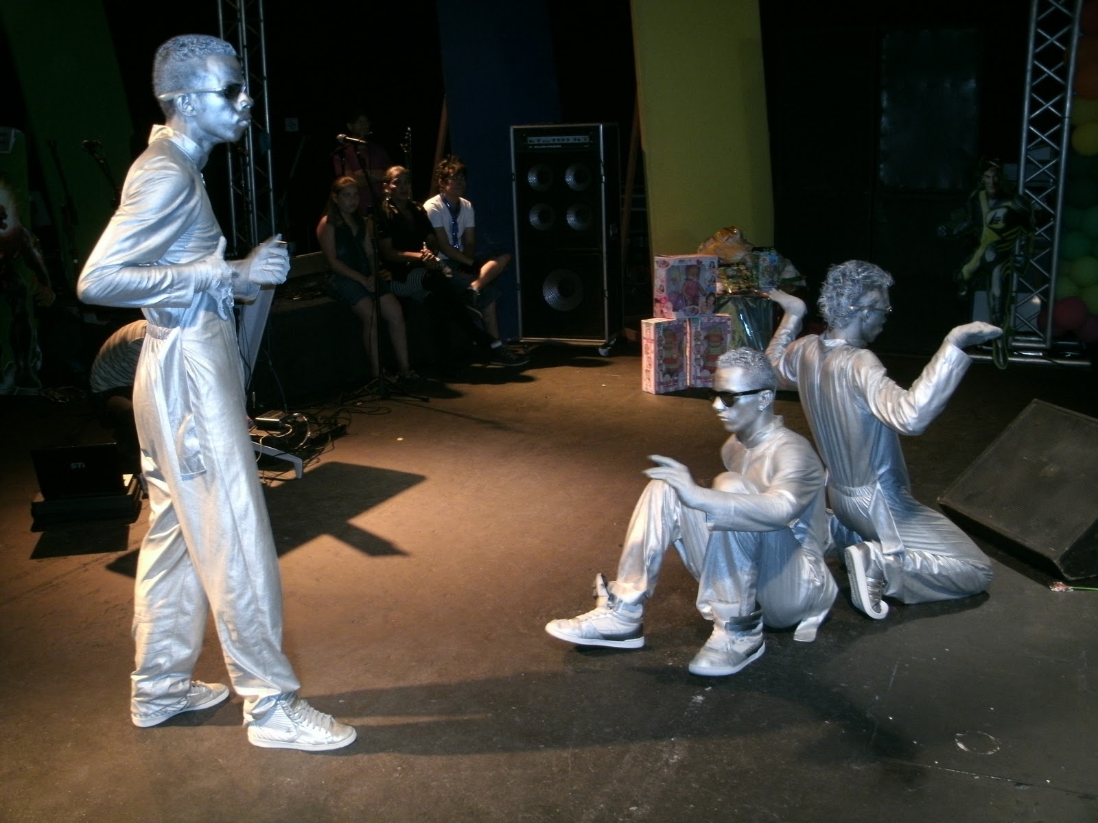 Futuristic Space Dance - Group (The Robot's): Vritrine Viva & Estatua ...