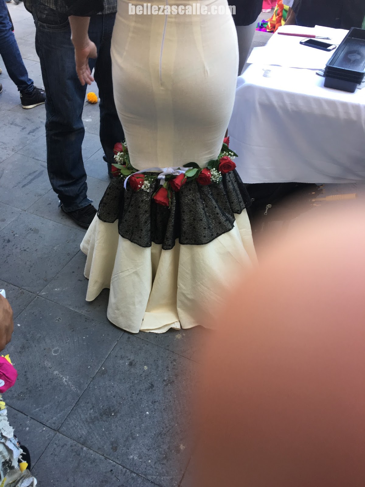 Señoras sexys en vestidos entallados marcando tanga | Mujeres bellas en ...