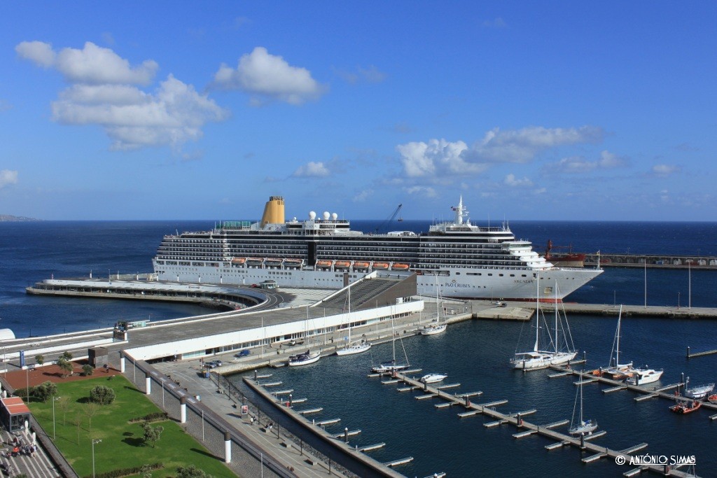 O Porto da Graciosa: Navio de cruzeiros,"Arcádia" em Ponta Delgada