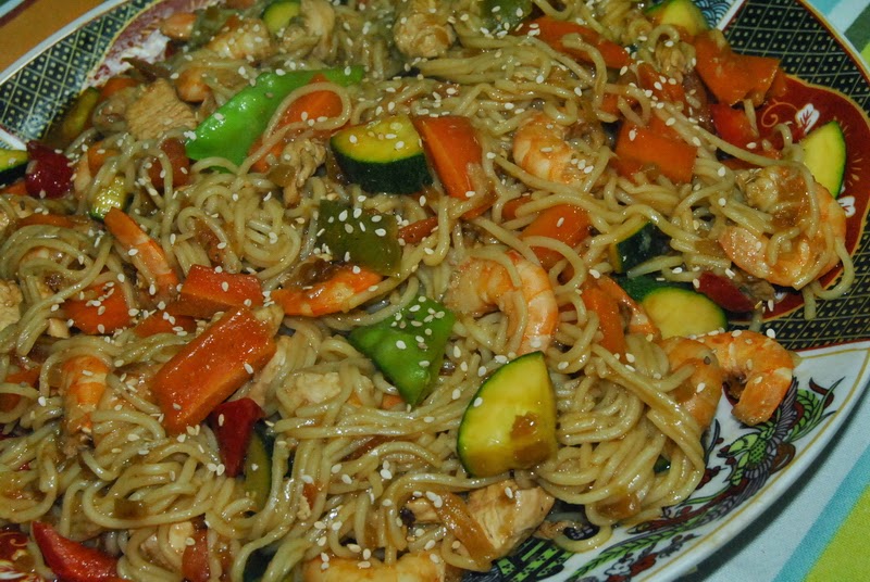 Pão, Bolos e Cia.: CHAO MIN DE FRANGO, GAMBAS E LEGUMES