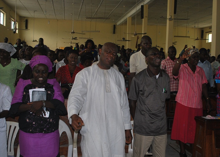 OOU VANGUARD: STUDENTS AND LECTURERS GATHER TO PRAY FOR OLABISI ...