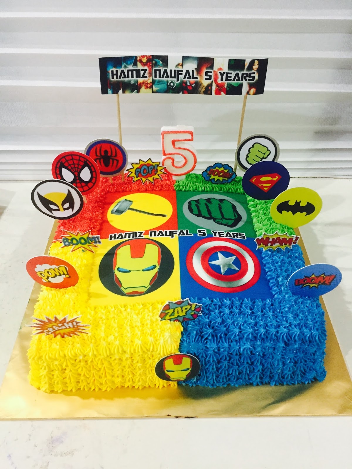 ninie cakes house: Superhero Theme Cake square shape
