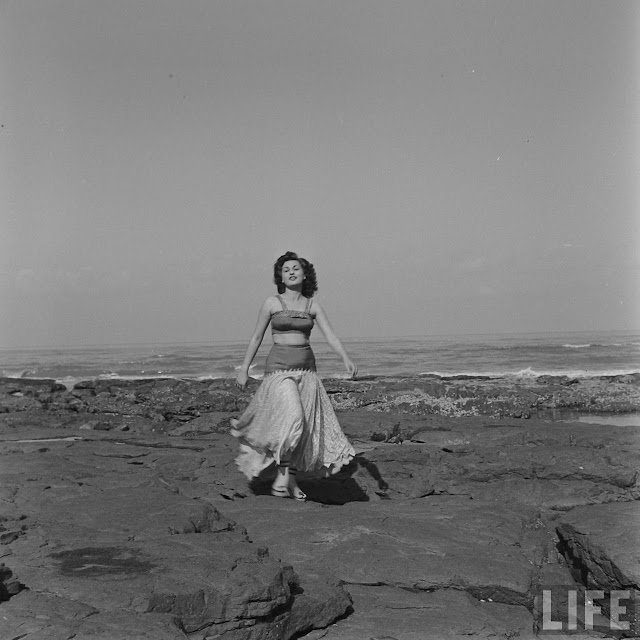Hindi Cinema Actress Begum Para Photoshoot Near Sea - Photographed by ...