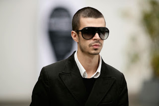 Güneş Gözlüğü Takan Karizmatik Erkek Resimleri - GamTeli