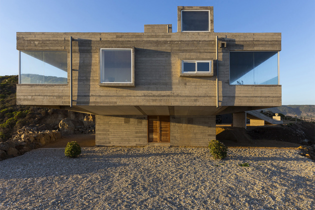Fortification Like House is a Holiday Retreat by Gubbins Arquitectos ...