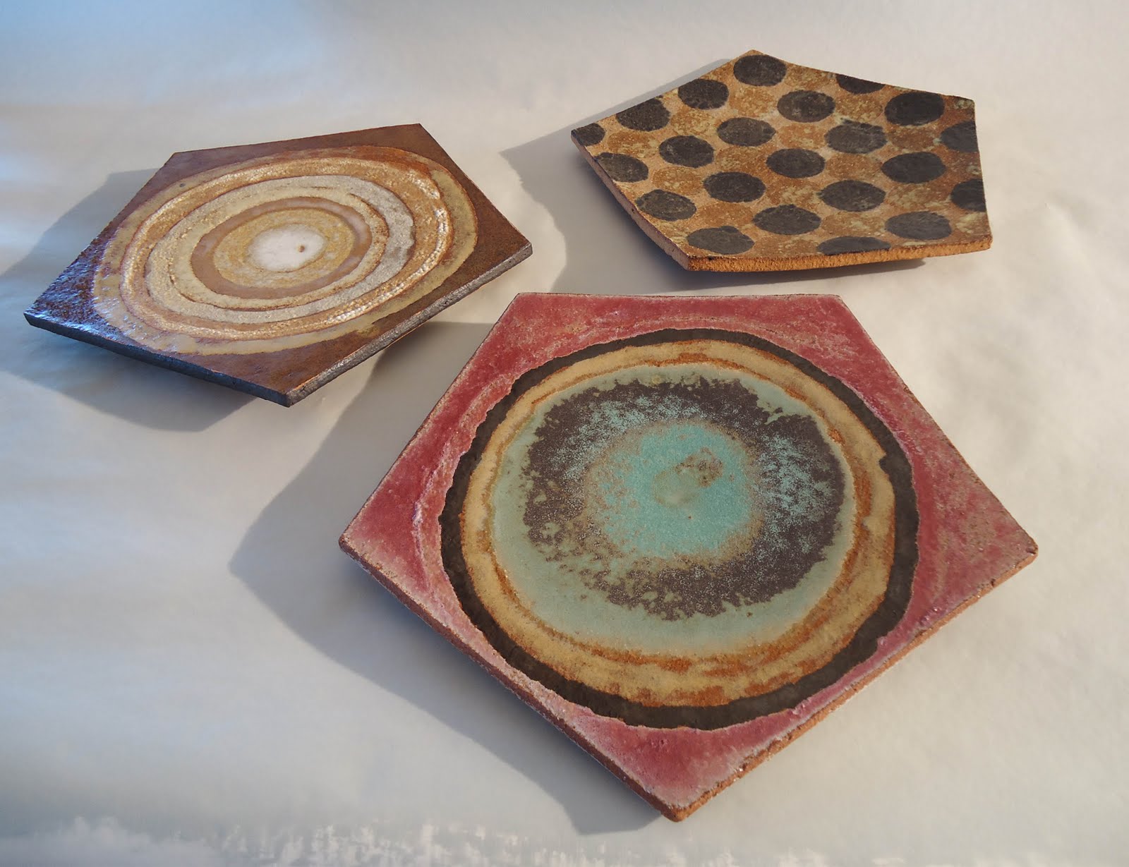 Recortes-de-foro-landia: platos pentágono