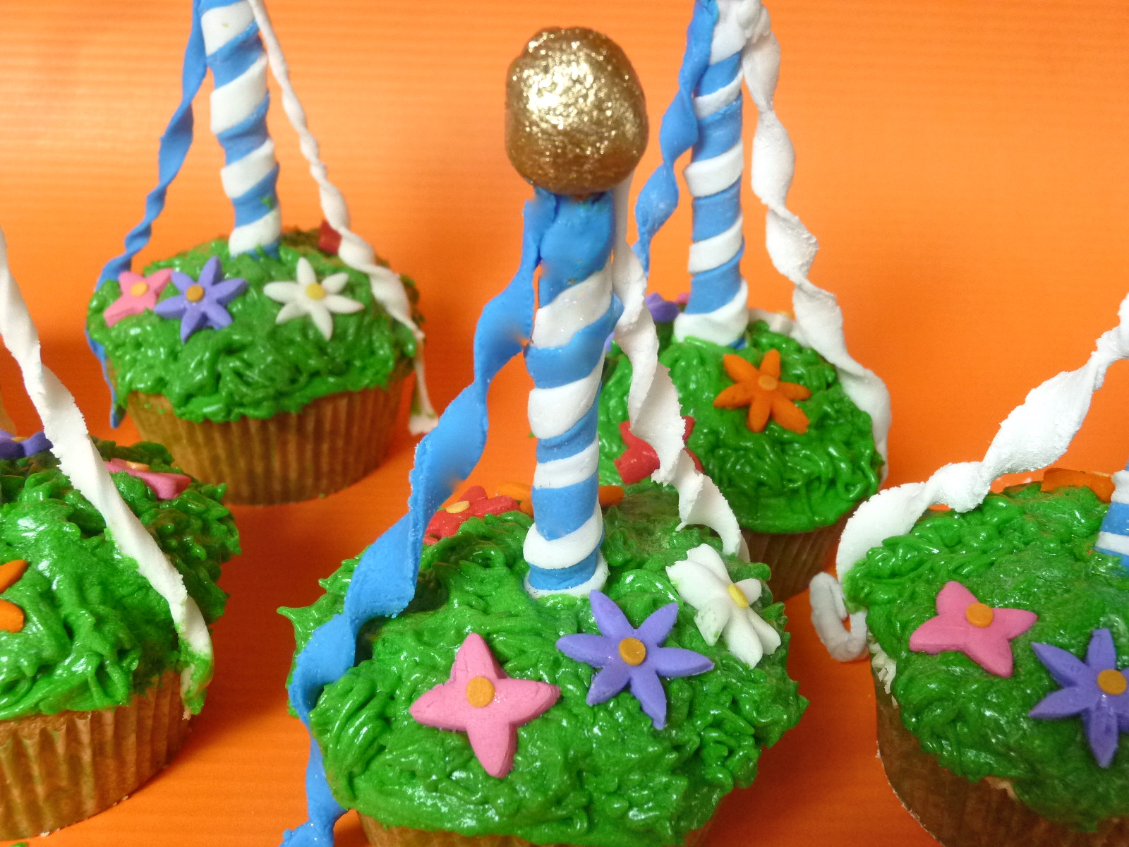 Maypole Cupcakes – Diary of a Mad Hausfrau