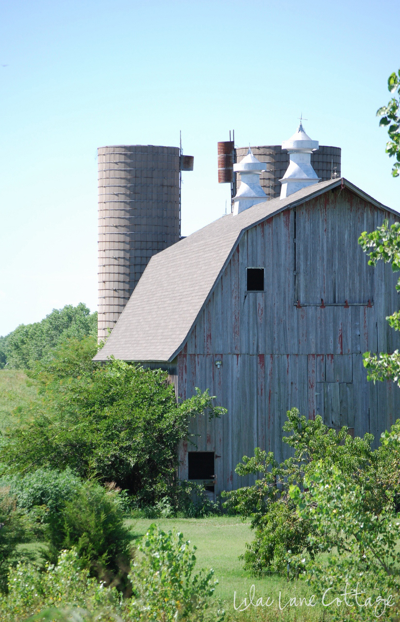 .Lilac Lane Cottage: Barn Charm