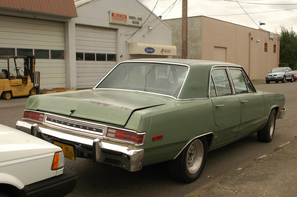 OLD PARKED CARS.: 1975 Plymouth Valiant Custom.