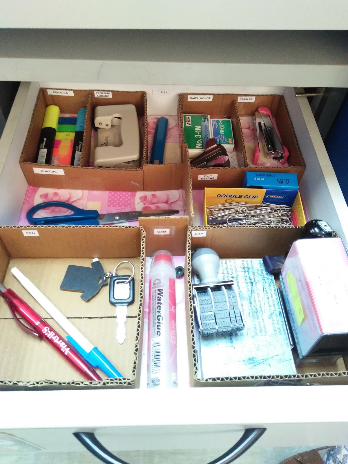 NILAM EKSA PK UiTM: Latihan membuat label alatulis di laci padestel