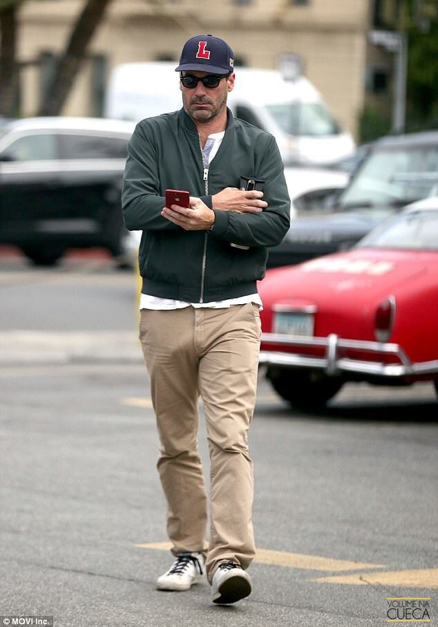 Jon Hamm exibe volume imenso na calça e choca - Volume na Cueca