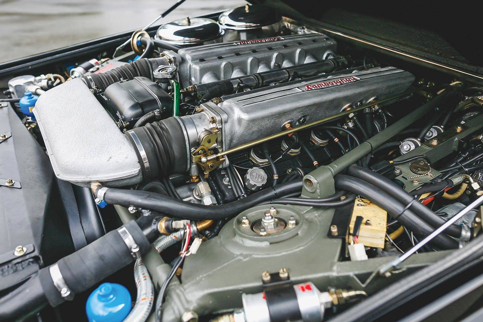 經典就是值得！90年代美規Lamborghini LM002拍賣價硬是比新休旅貴2倍！ | SanjiNoir 黑侍樂讀