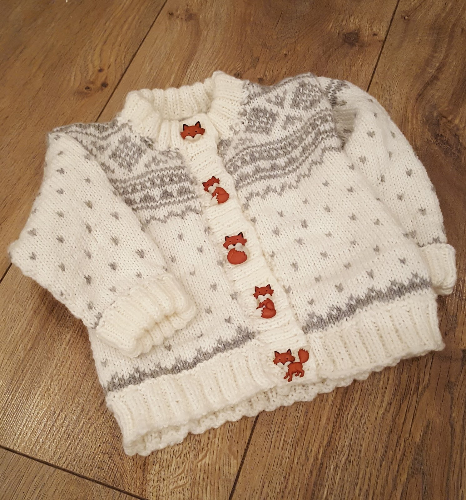 Paradisfrun Virkar: Norsk lusekofta till barnbarnet