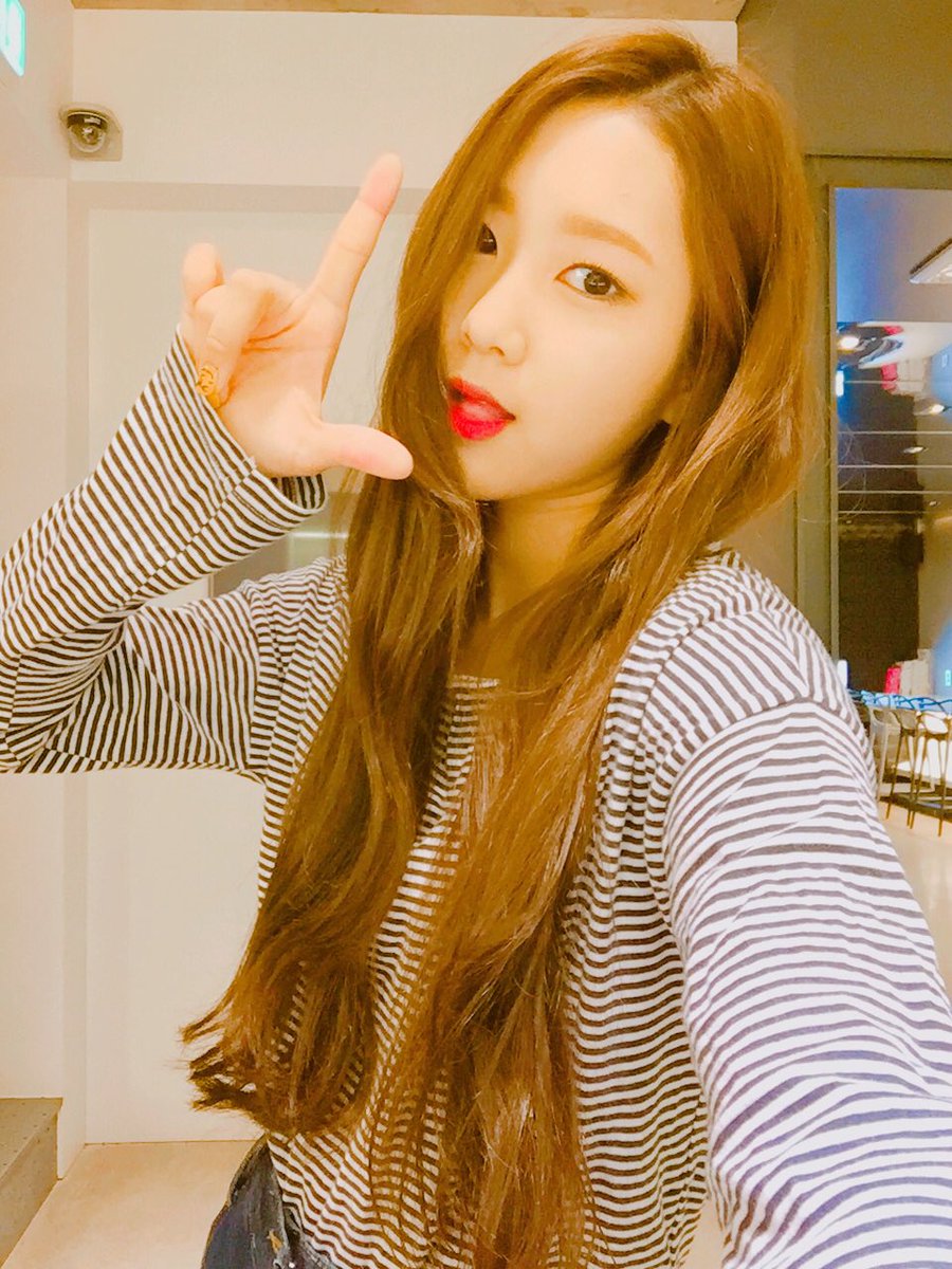 Kpop - This Idol Updates Fans With 3 Beautiful Selcas | Kpop News And ...