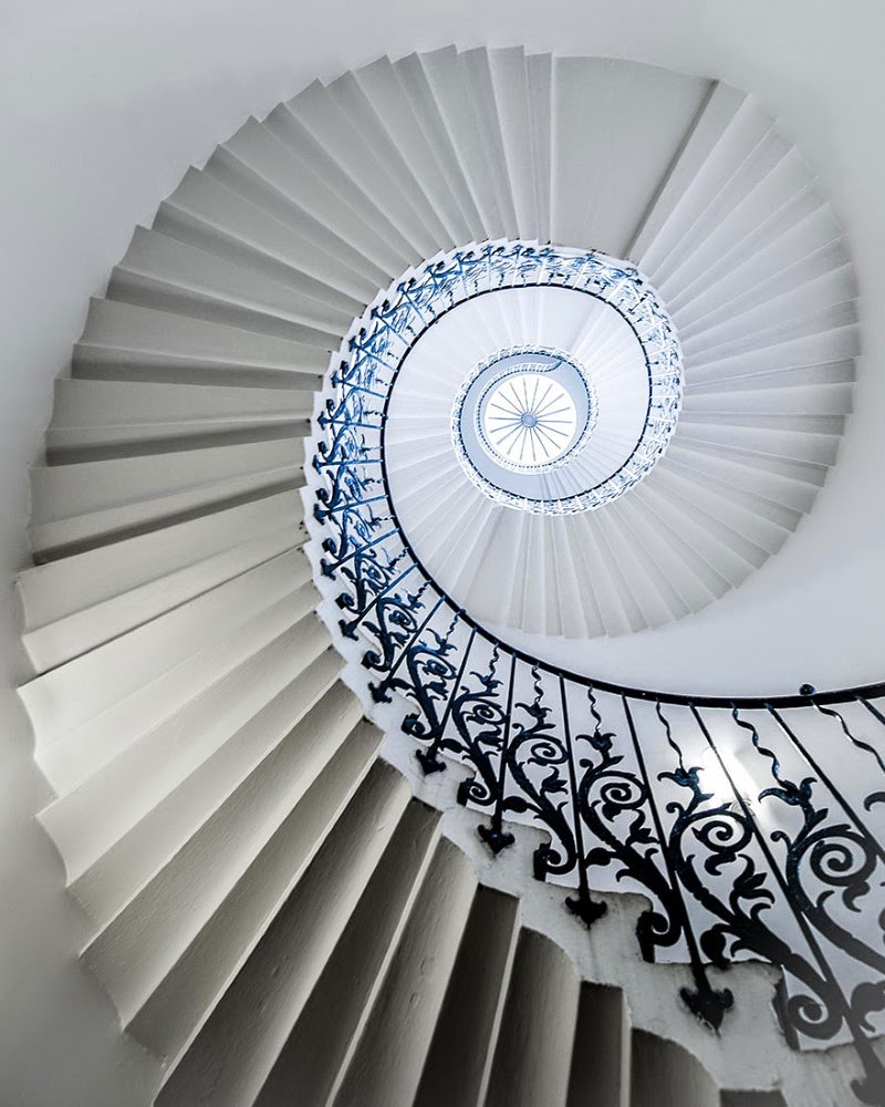 15 Mesmerizing Examples of Spiral Staircase Photography