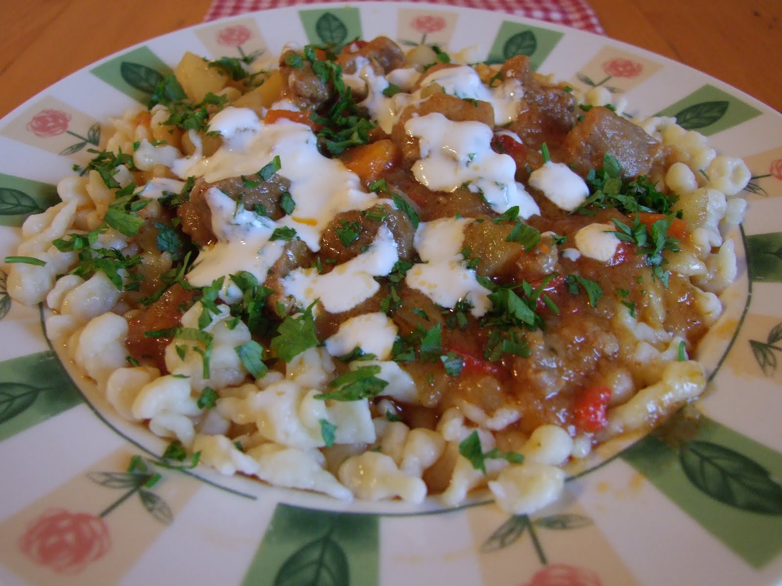 Reţetarul familiei: GULAŞ UNGURESC CU GĂLUŞTE (varianta cu carne de porc)