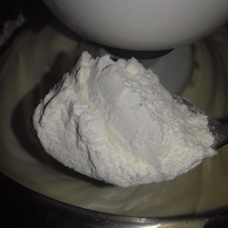 Rulada alba cu crema de unt cu bezea italiana si caramel