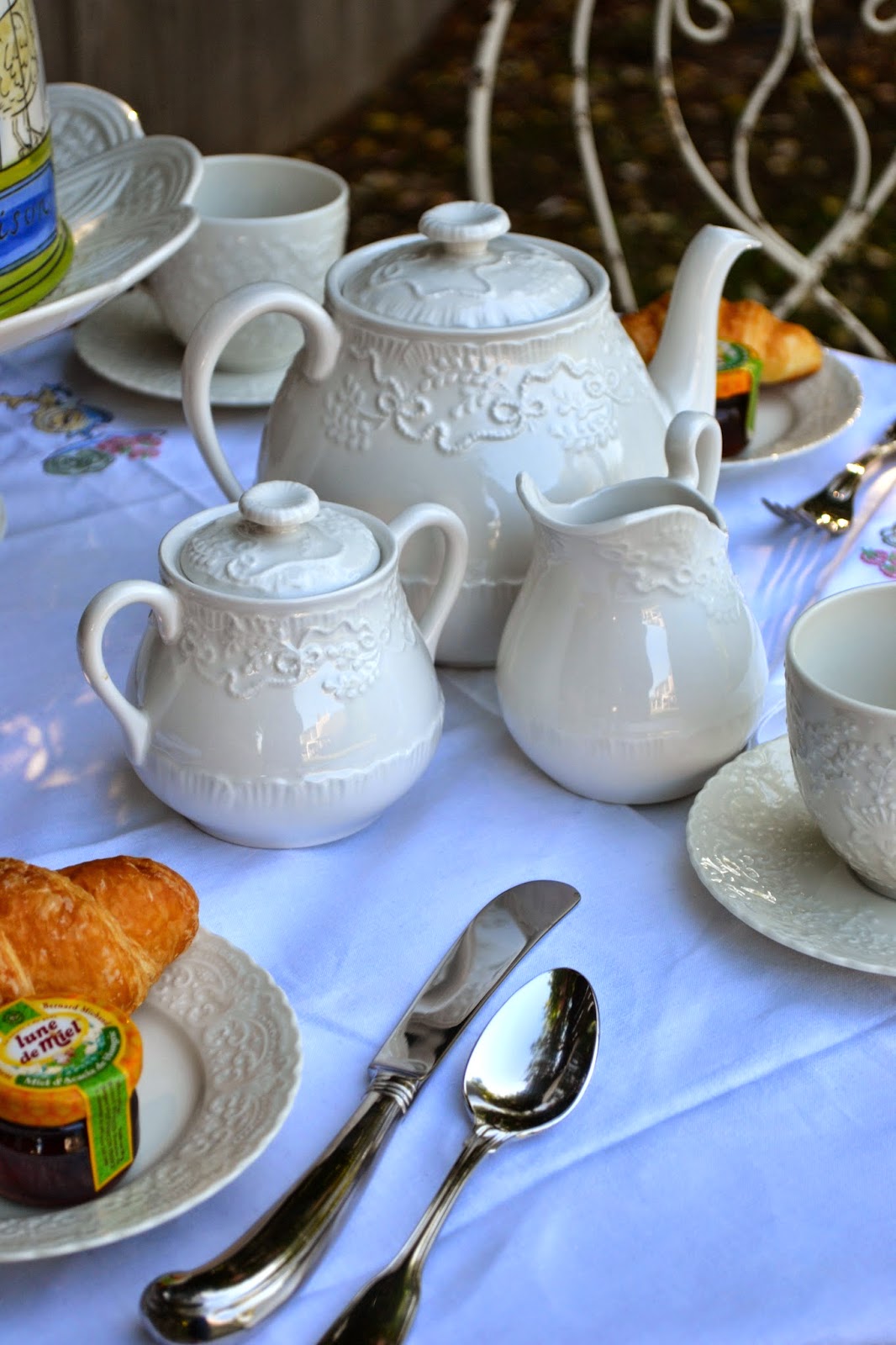 THE FRENCH HUTCH: TEA TIME TABLE FOR TWO