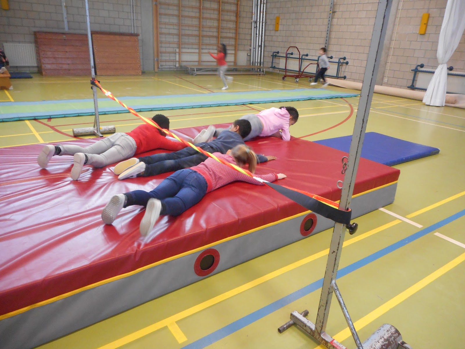 kleuterturnen met juf Marleen : Kruipen, sluipen,waggelen...