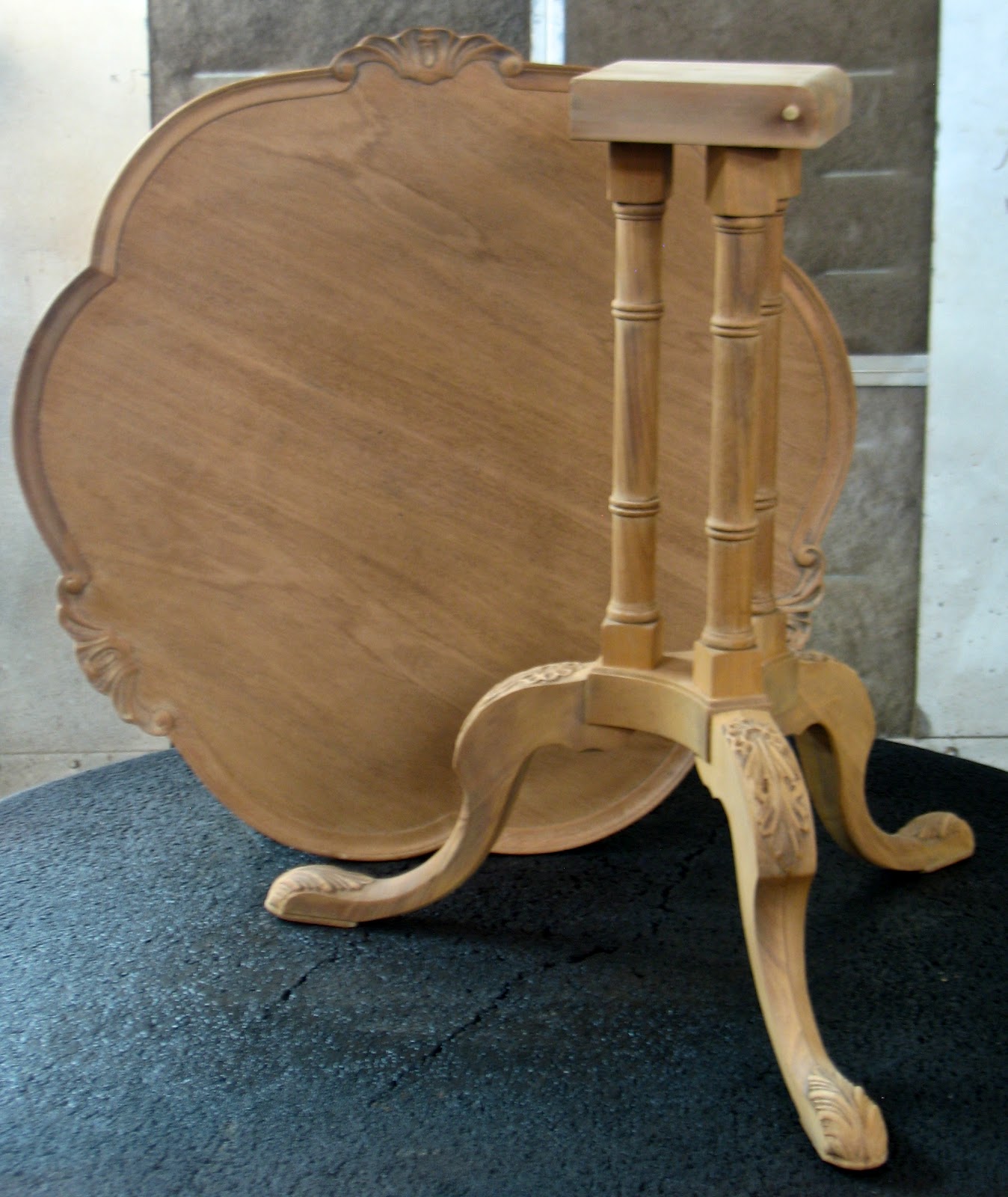 The Craftsman: 'Pie Crust' Tilt-Top Table