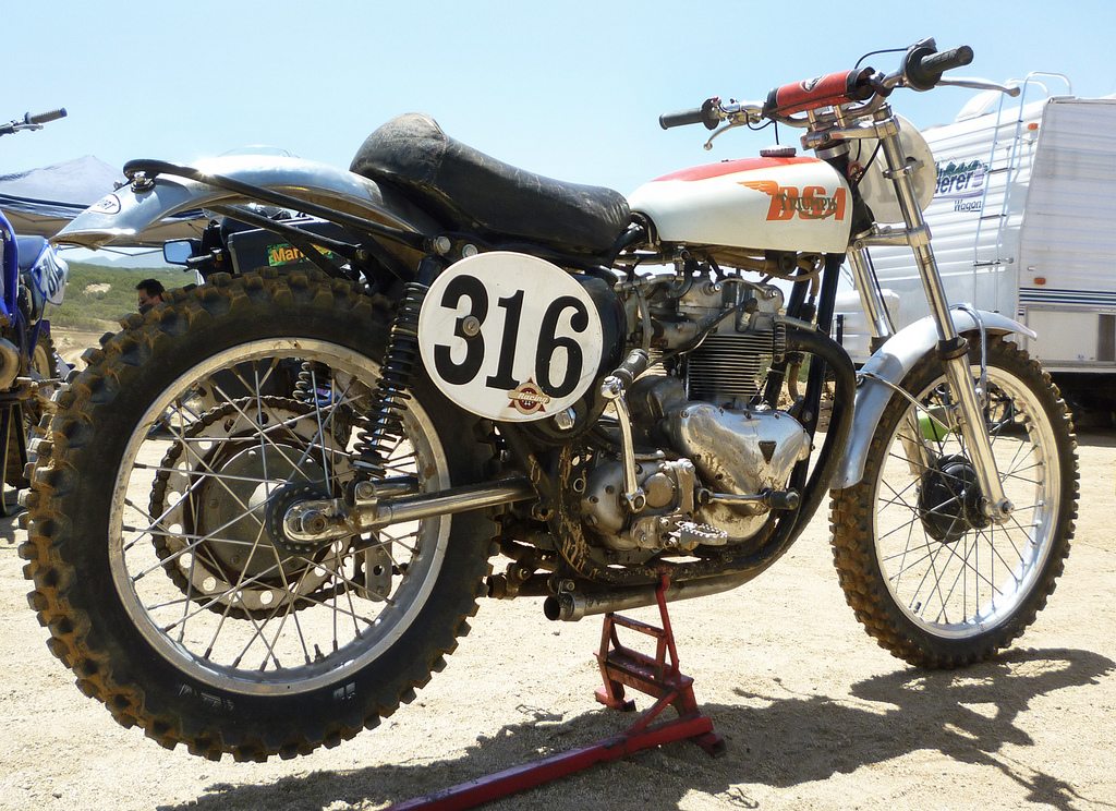 Racing Cafè: Triumph-BSA "Racing Scrambler"