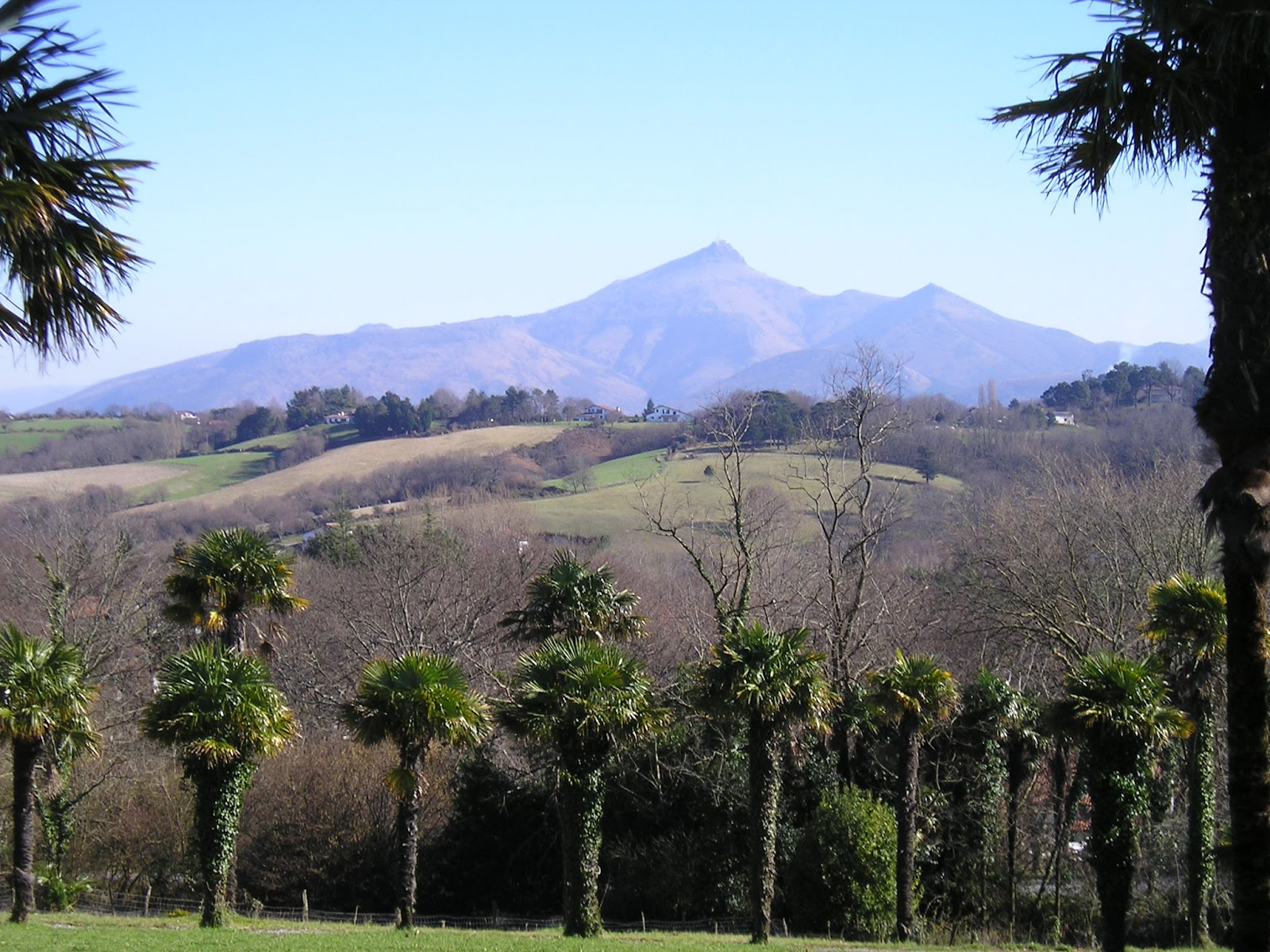 TURISCAPADAS: ¡SUBIMOS A LARRUN!