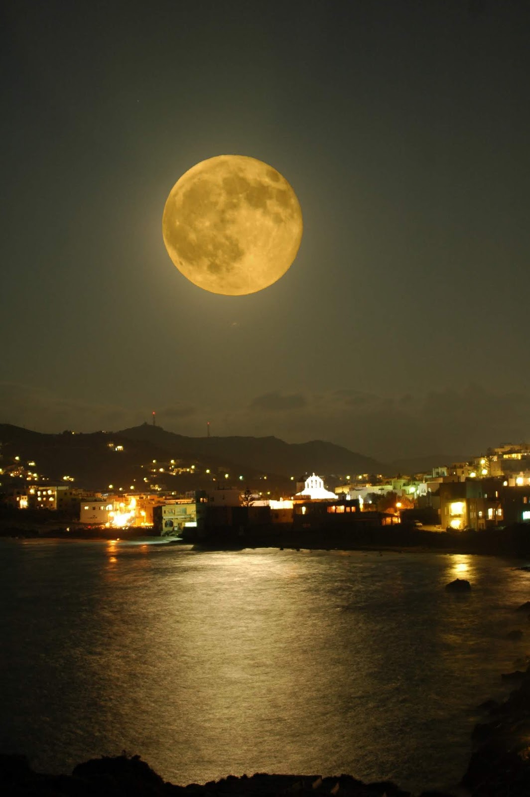 The passion of colors: full moon in Greece!