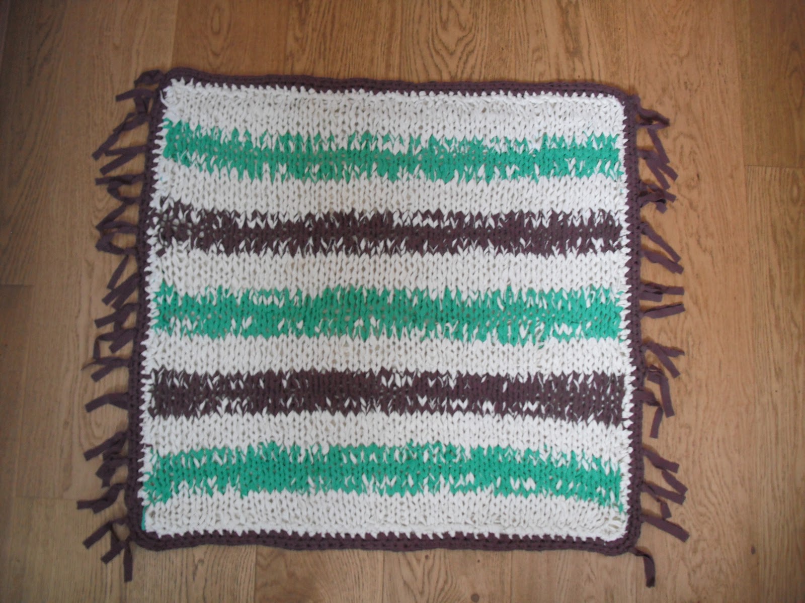 bitstobuy: Knitted tee-shirt rug with fringe