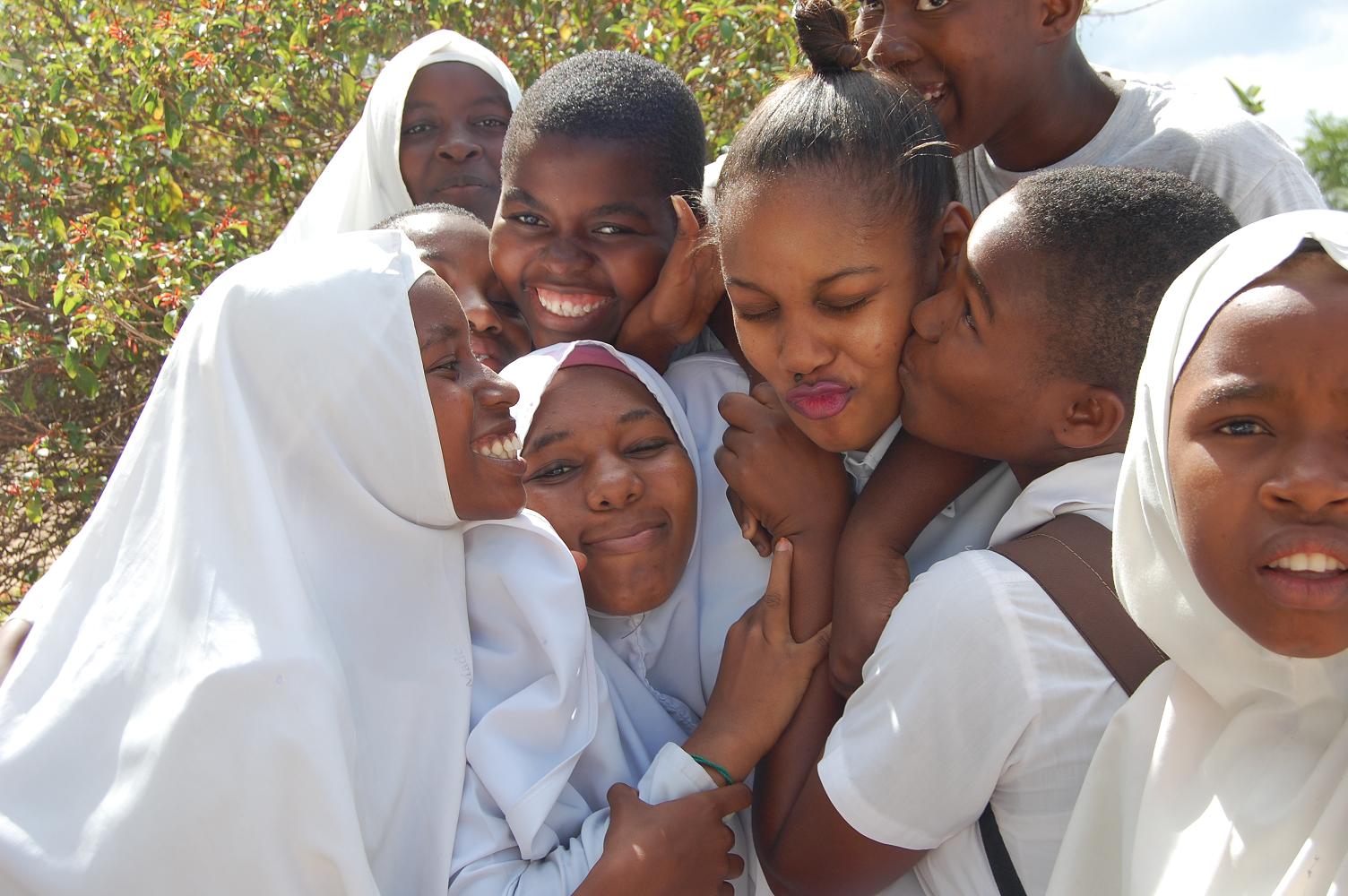 Jokate awafunda wanafunzi wa sekondari ya Kibasila - Elimu Bora Tanzania