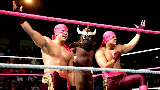 WWE In live!!!!: LOS MATADORES vs "3 MAN BAND"