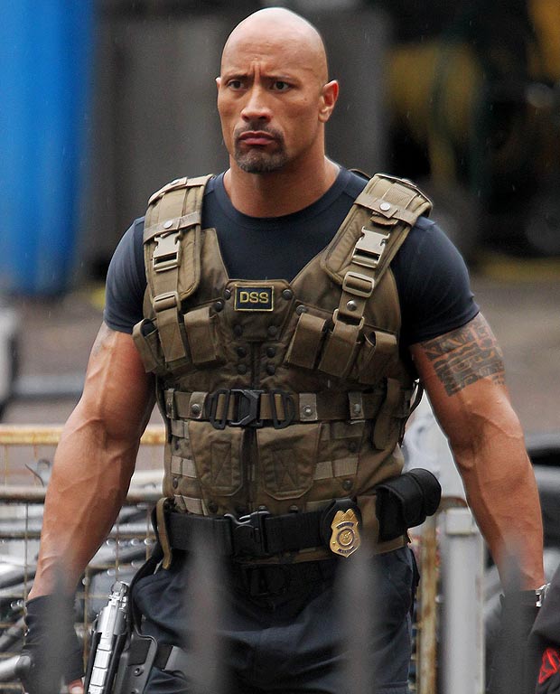 The Rock se enfrenta a un grupo de ladrones en el set de "Fast and ...