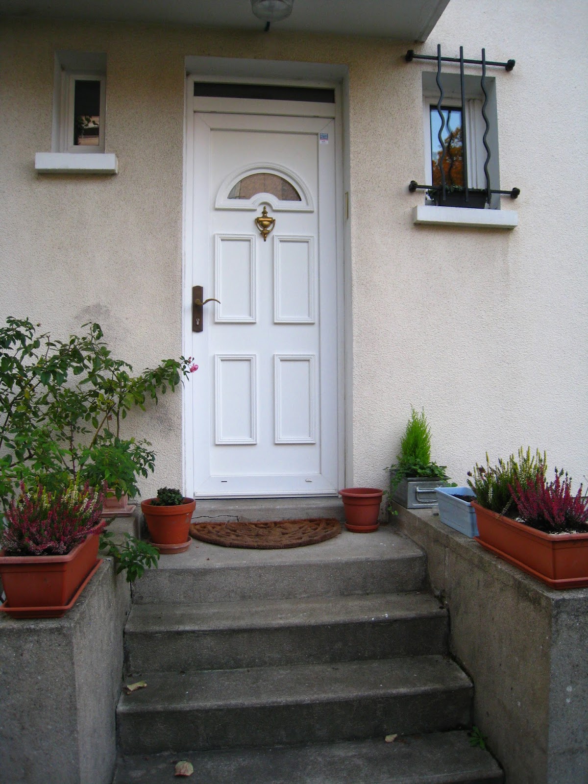 Aux bonheurs du clos: Le perron de la maison prend des couleurs