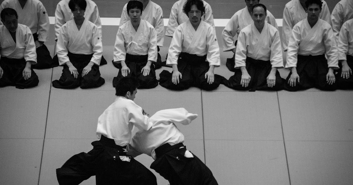 "Hand-to-hand" nghĩa là gì?