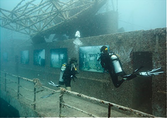 If It's Hip, It's Here (Archives): underwater homes
