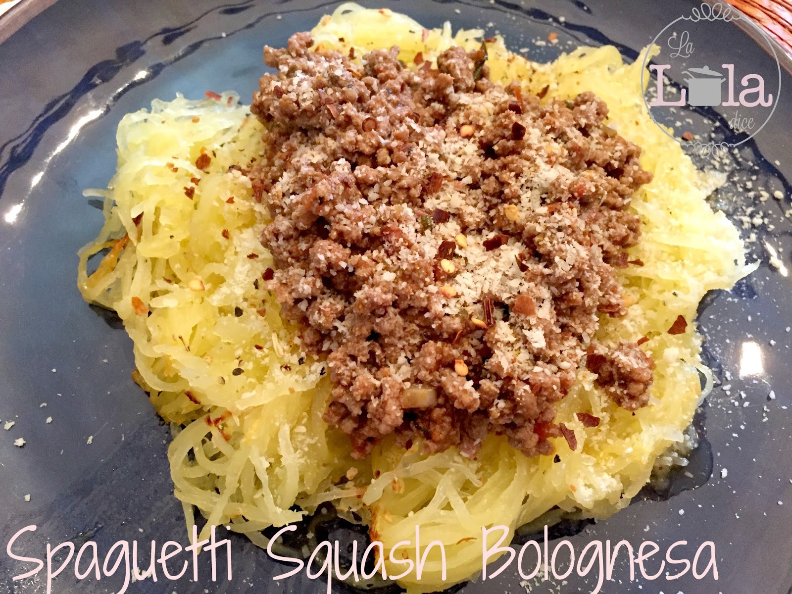 Spaghetti Squash / Calabaza espagueti a la boloñesa | La Lola Dice