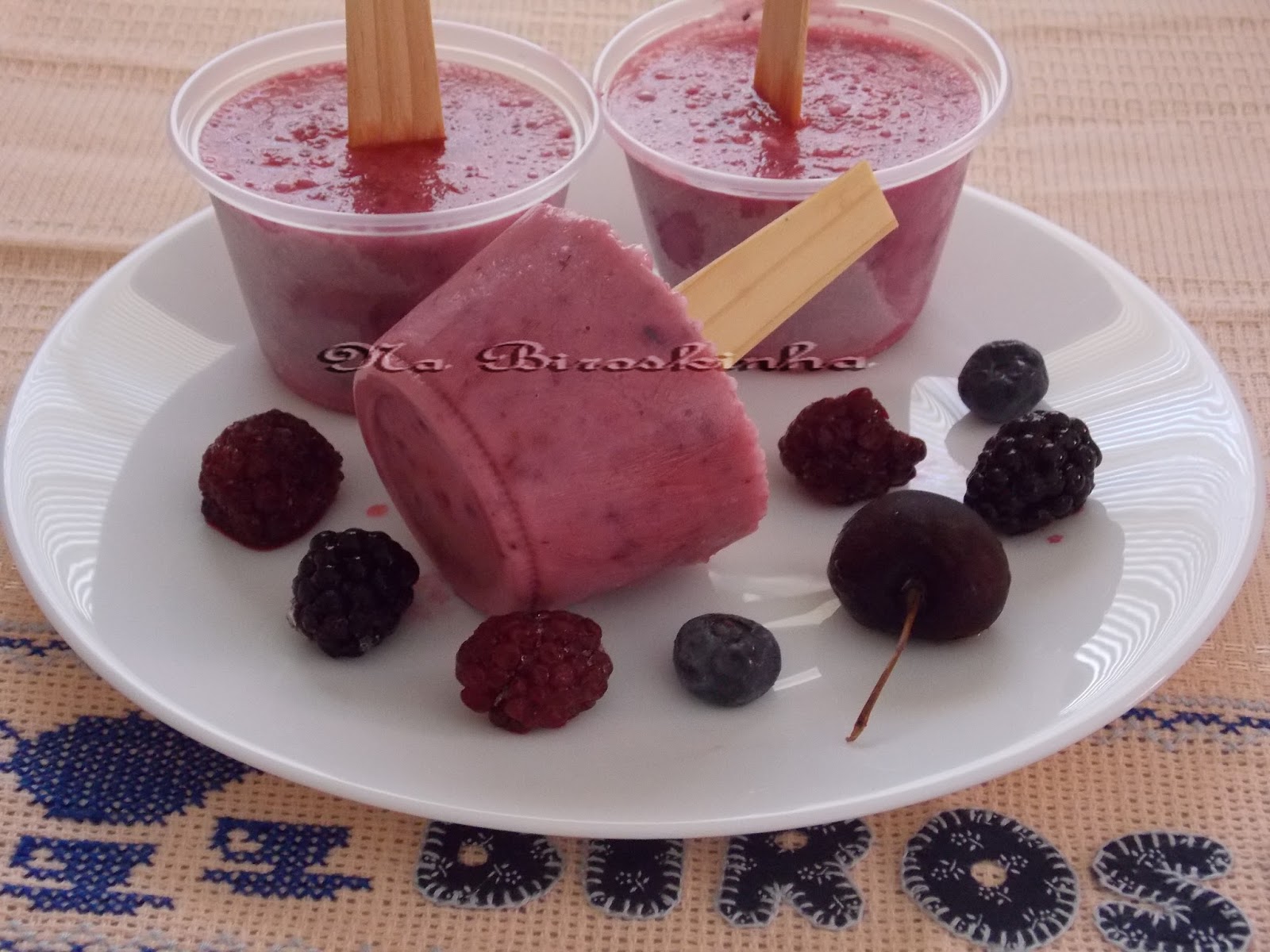 Picolé de Iogurte Natural com Frutas Vermelhas - Na Biroskinha