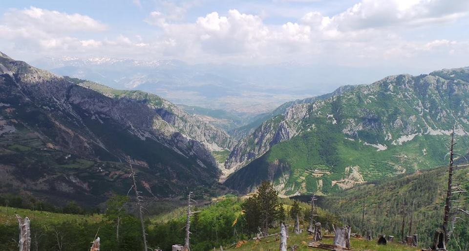 Lura herë Shtet,herë Kryeqytet,herë Mbret,herë për vete,gjithmonë për ...