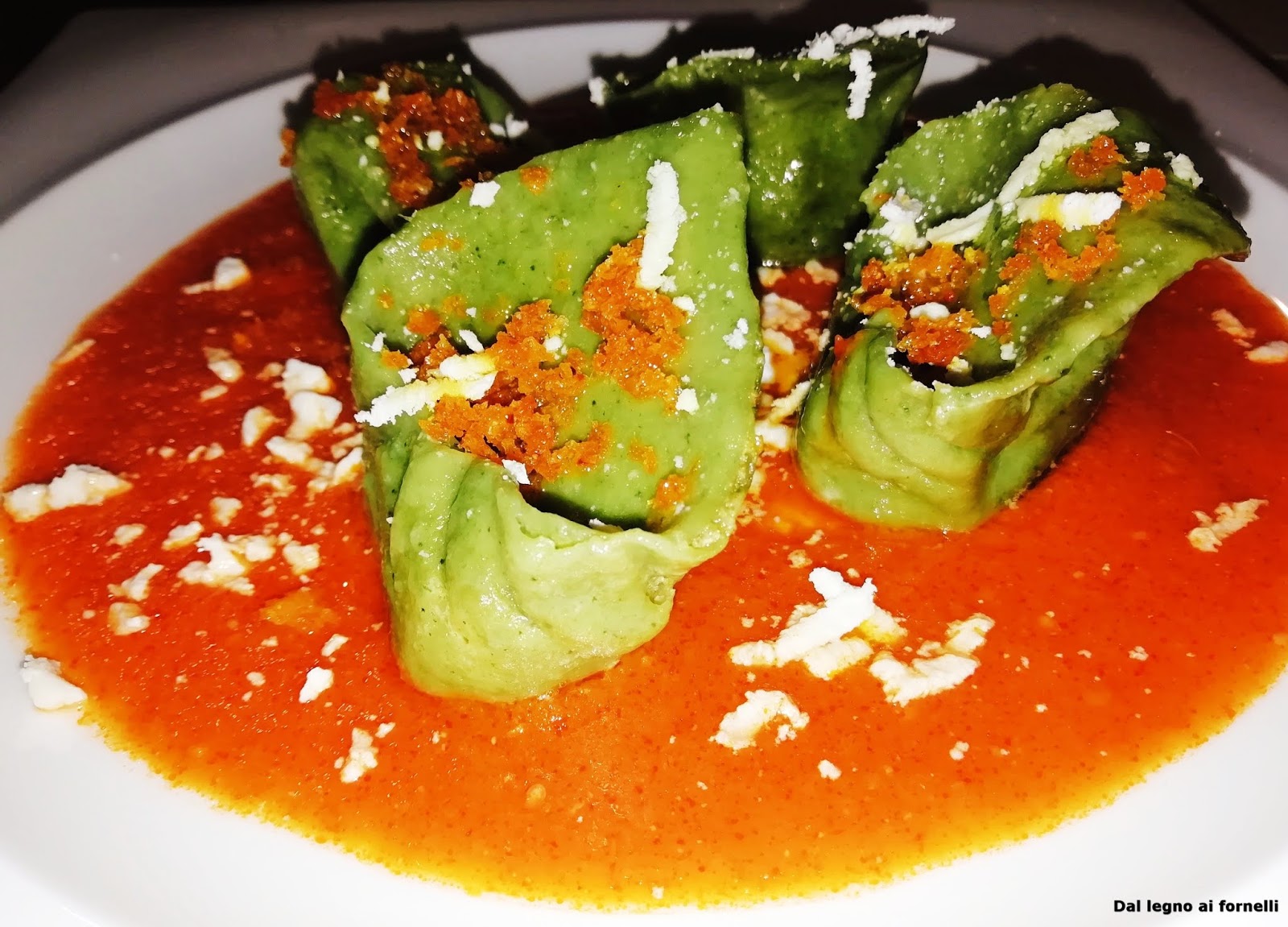 Tortellacci saltati al burro profumato all’alloro, su maionese di pomodoro.