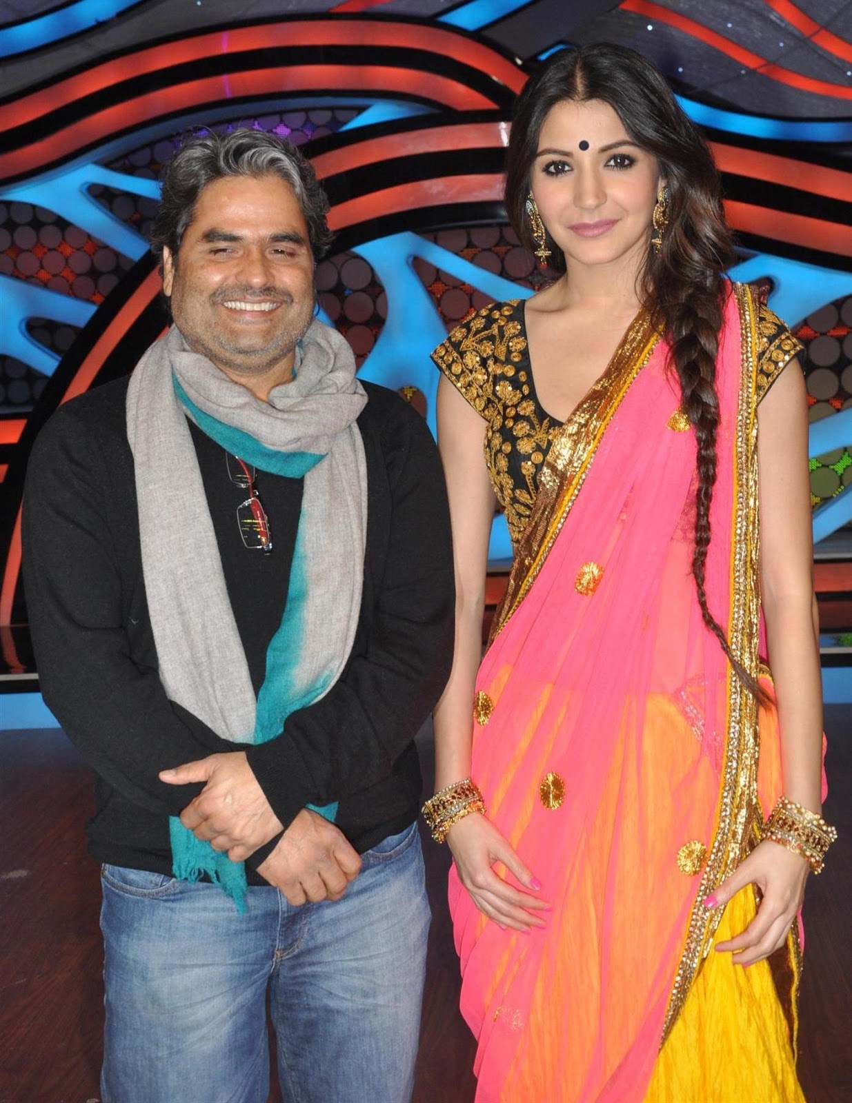 Anushka Sharma Sexy Cleavage Show In Saree On The Sets Of Nach Baliye ...