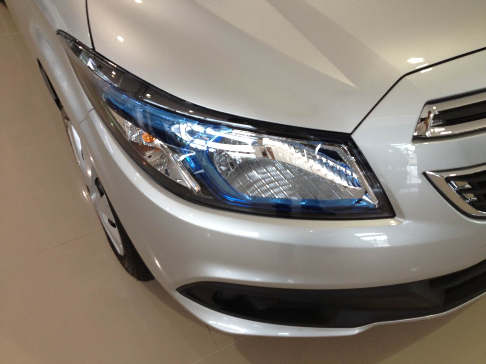 Fotos e vídeo do Chevrolet Onix LT 1.4 Prata Switchblade