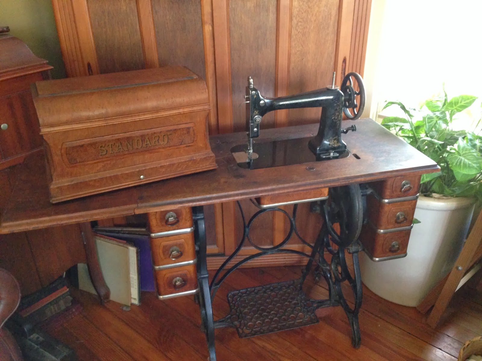Sew And Tell Quilts: My New OLD Standard Rotary Treadle Sewing Machine