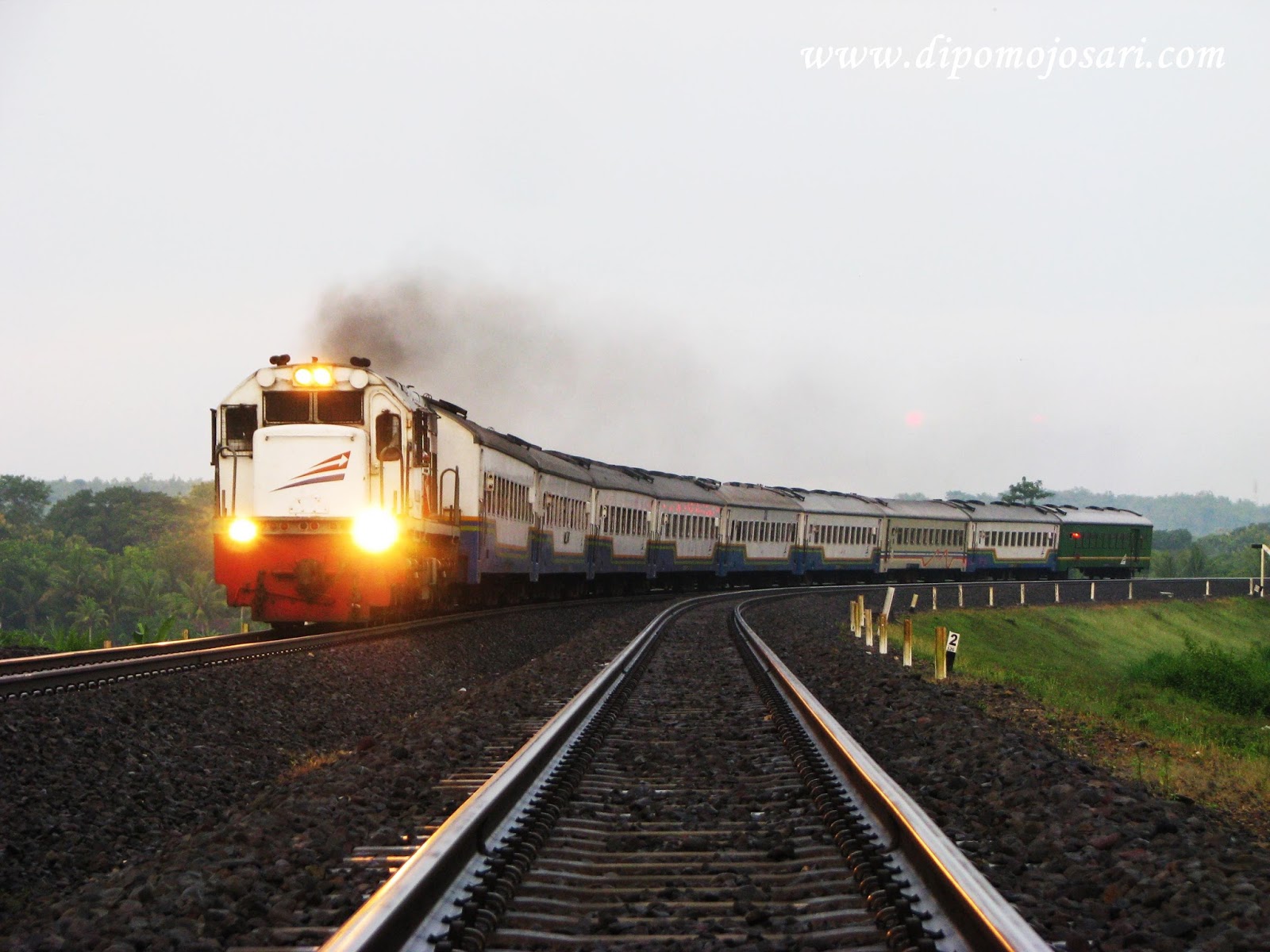 Kereta Api Indonesia: KA Senja Utama Solo di Stasiun Kalimenur, Kulon ...