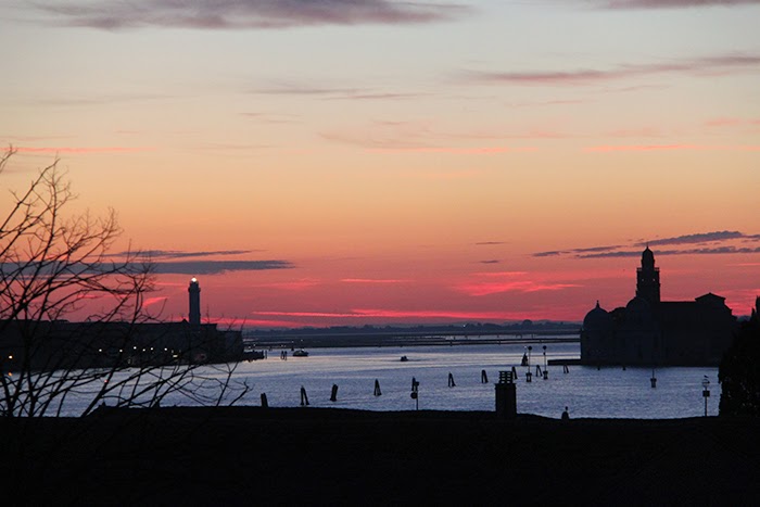 AAA ACCADEMIA AFFAMATI AFFANNATI: Venezia. Alba rossa